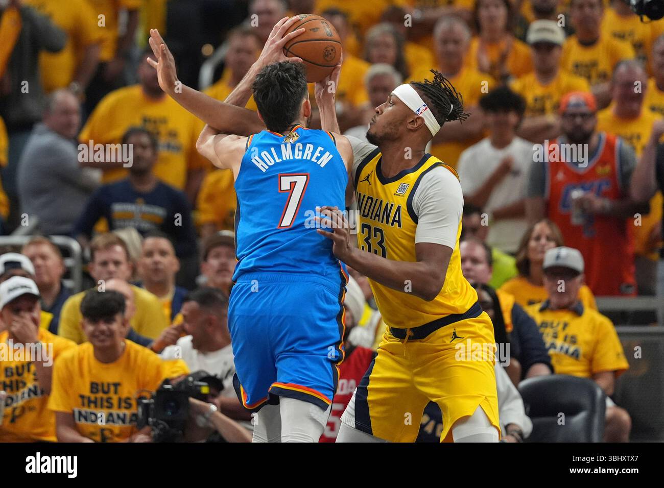 Oklahoma City Thunder forward Chet Holmgren (7) tries to shoot over ...