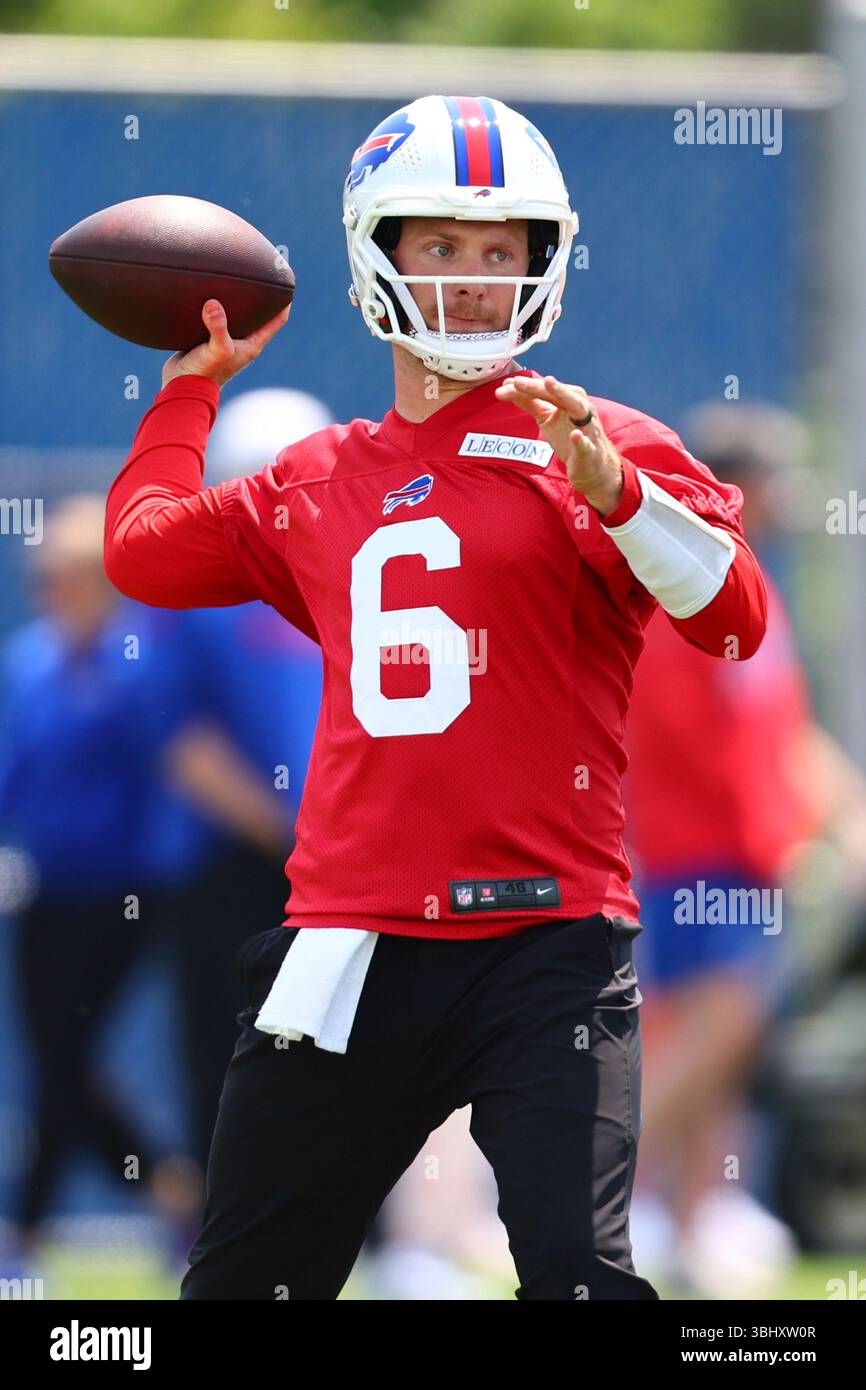 Buffalo Bills quarterback Shane Buechele (6) throws a pass during NFL ...