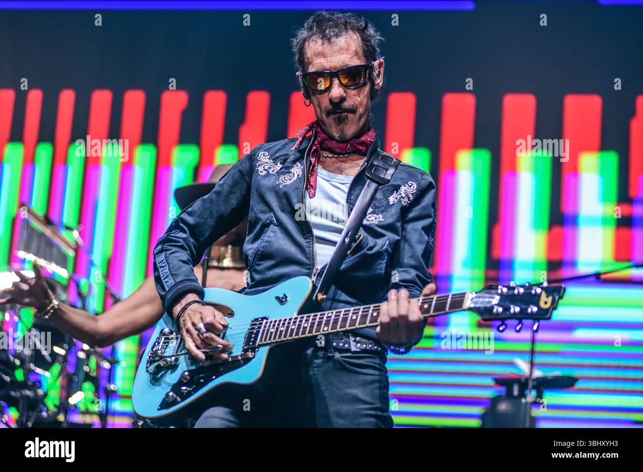Scottish pop-rock band Simple Minds (Gordy Goudie, guitar), performing ...