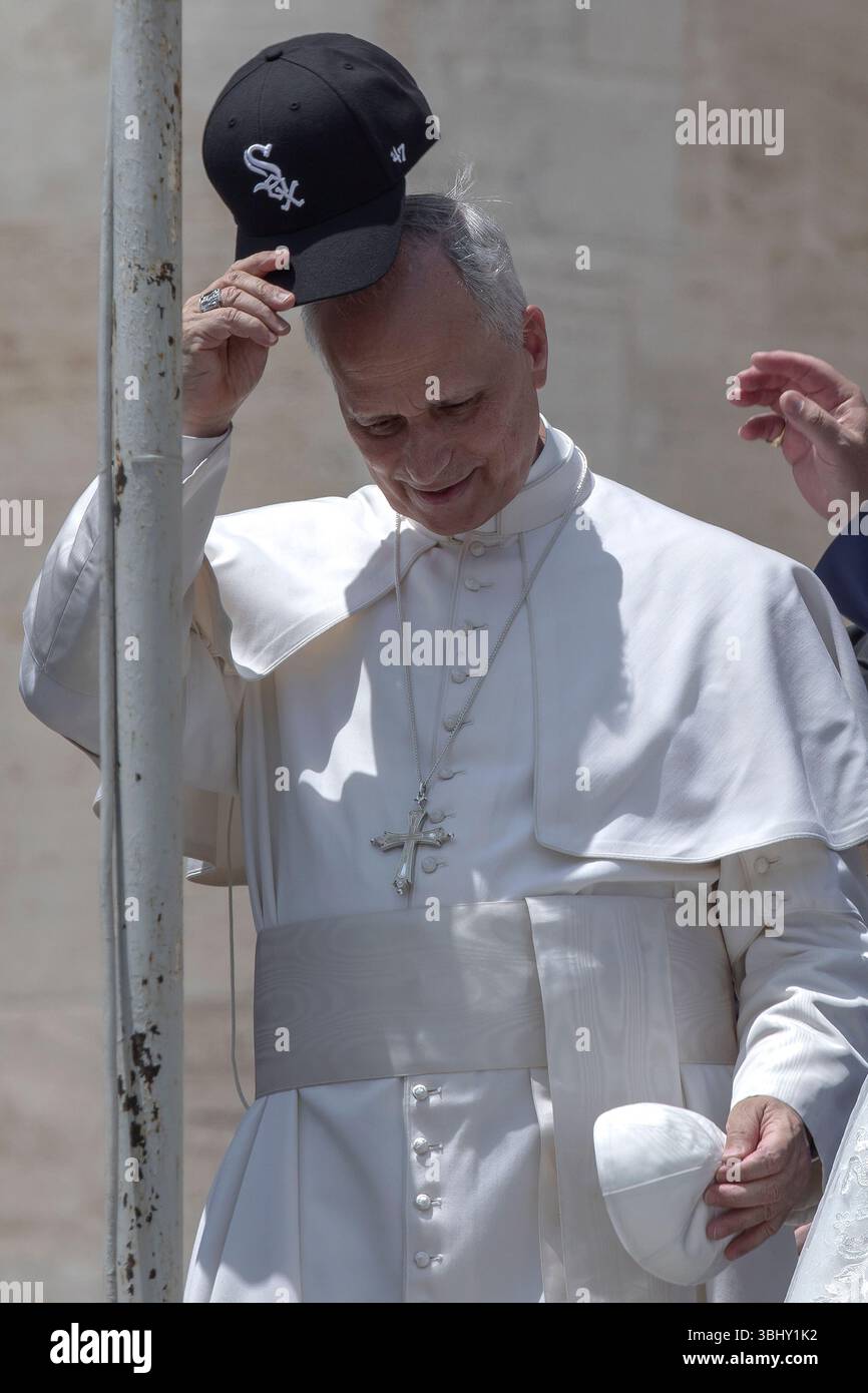 Pope leo xiv white sox hi-res stock photography and images - Alamy