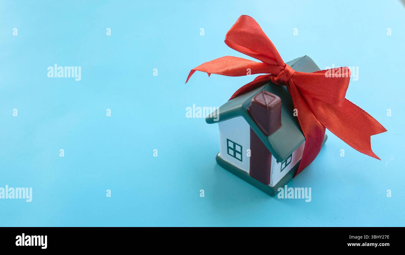 Miniature house red bow hi-res stock photography and images - Alamy