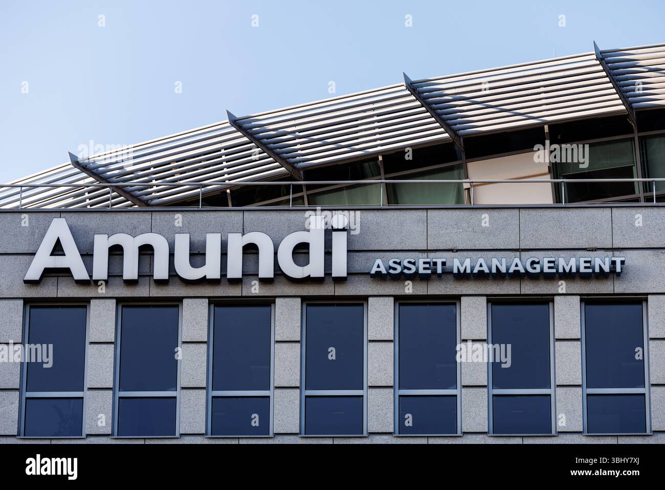 Investment into offices illustration hi-res stock photography and ...