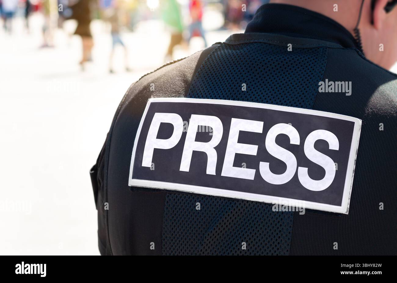 Newscaster presenter hi-res stock photography and images - Alamy