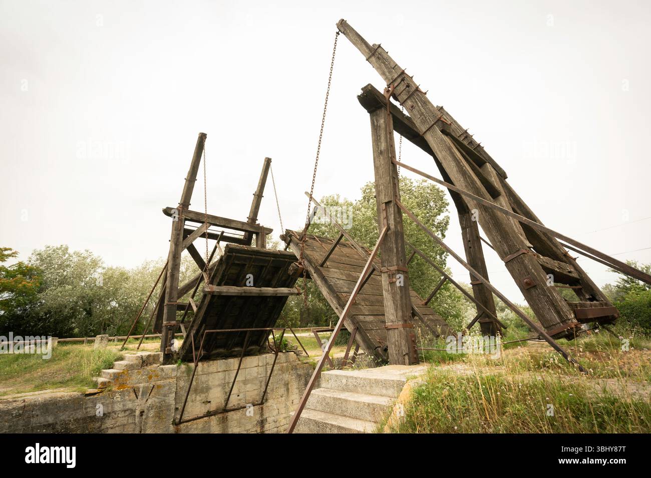 Langlois Bridge was a double-beam drawbridge painted by van Gogh in ...