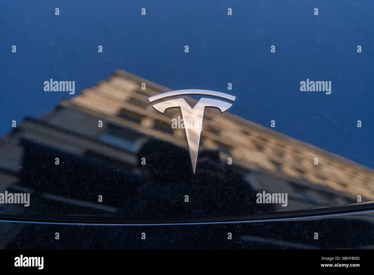 Tesla logos hi-res stock photography and images - Alamy
