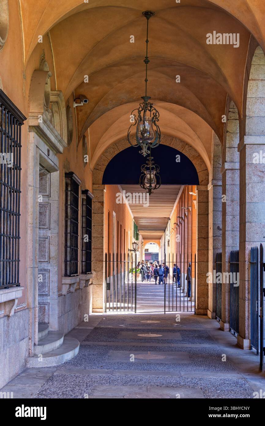 Old arcade walkway hi-res stock photography and images - Alamy