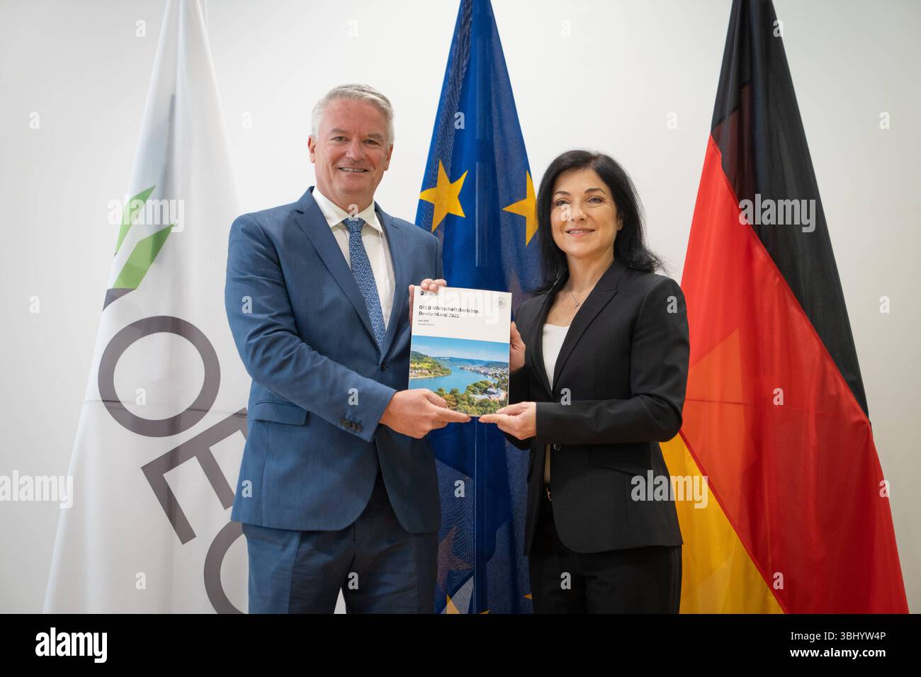 Bundeswirtschaftsministerin Katherina Reiche mit Generalsekretär der OECD Mathias Cormann bei ...