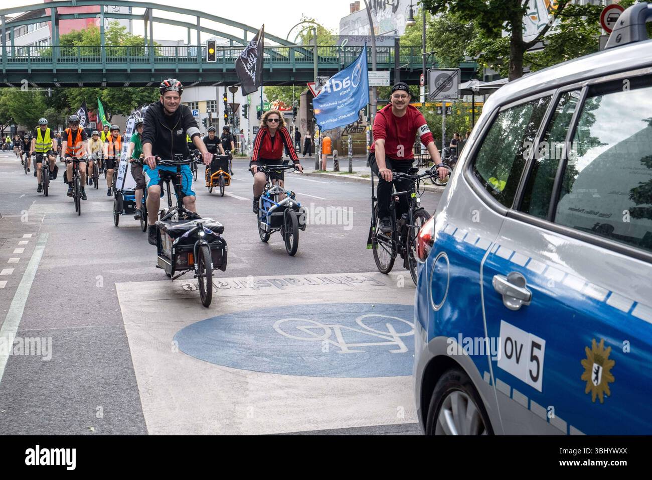 Fahrradfahrer fordern mit einer Fahrrad-Demonstration in Berlin ...