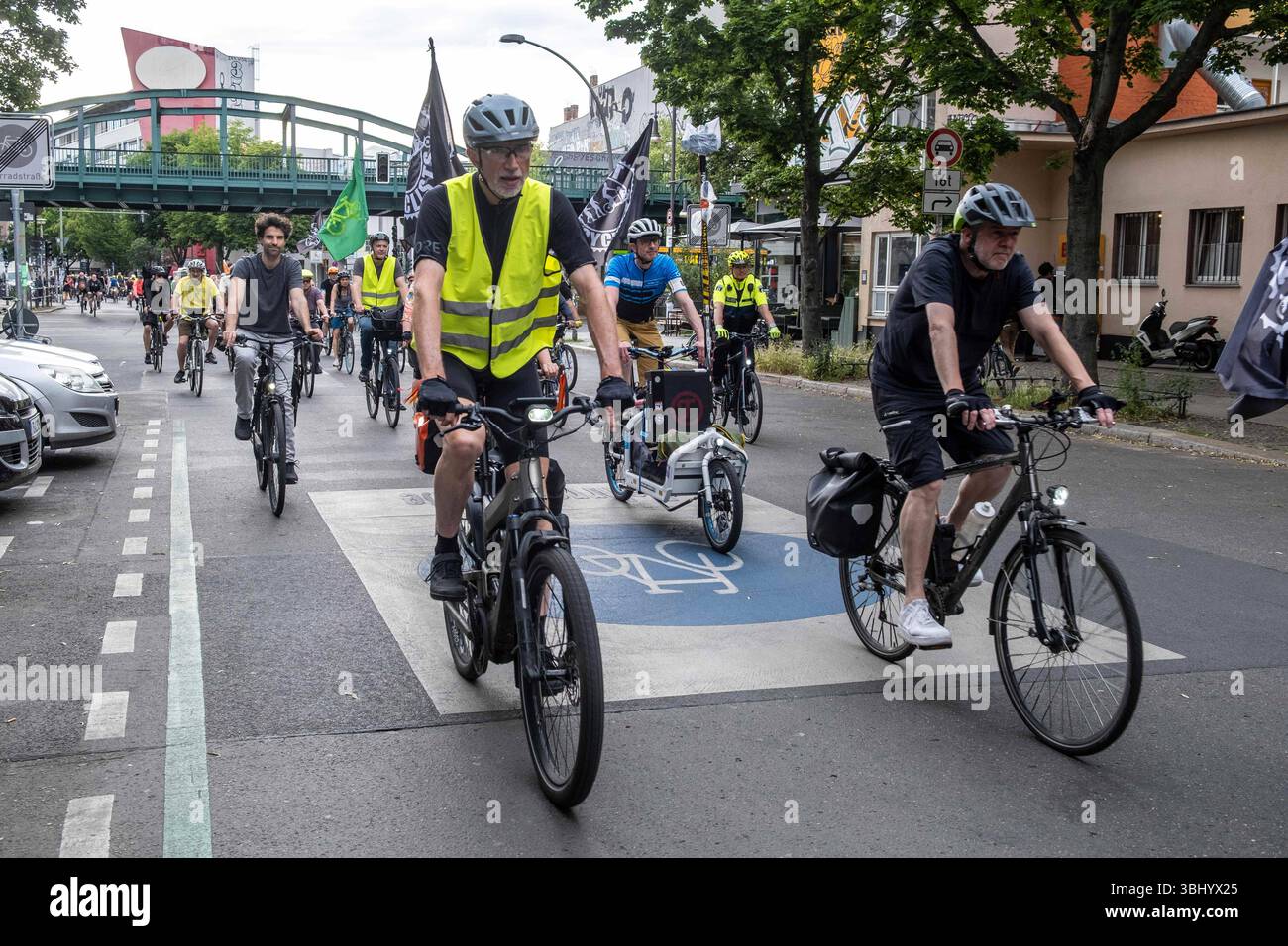 Fahrradfahrer fordern mit einer Fahrrad-Demonstration in Berlin ...