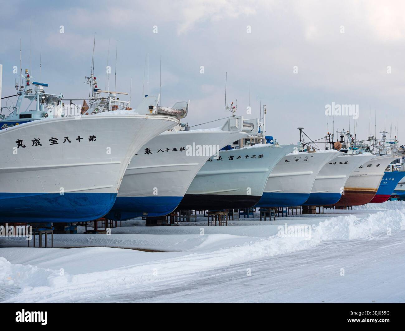 Japanese fishing trawlers hi-res stock photography and images - Alamy