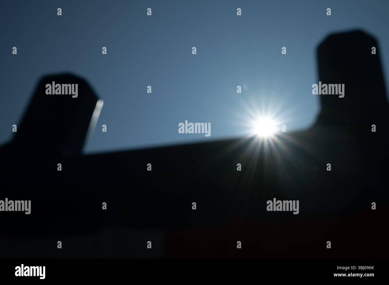 12 June 2025, Baden-Württemberg, Mannheim: The sun can be seen behind a ...