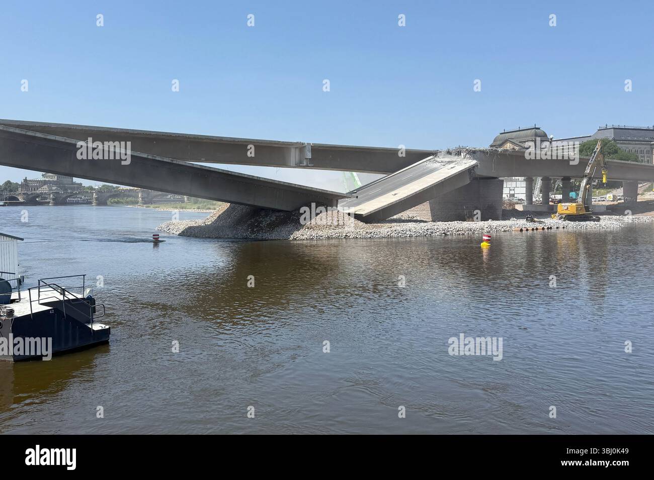 Dresden, Germany. 12th June, 2025. Demolition of the remaining parts A ...