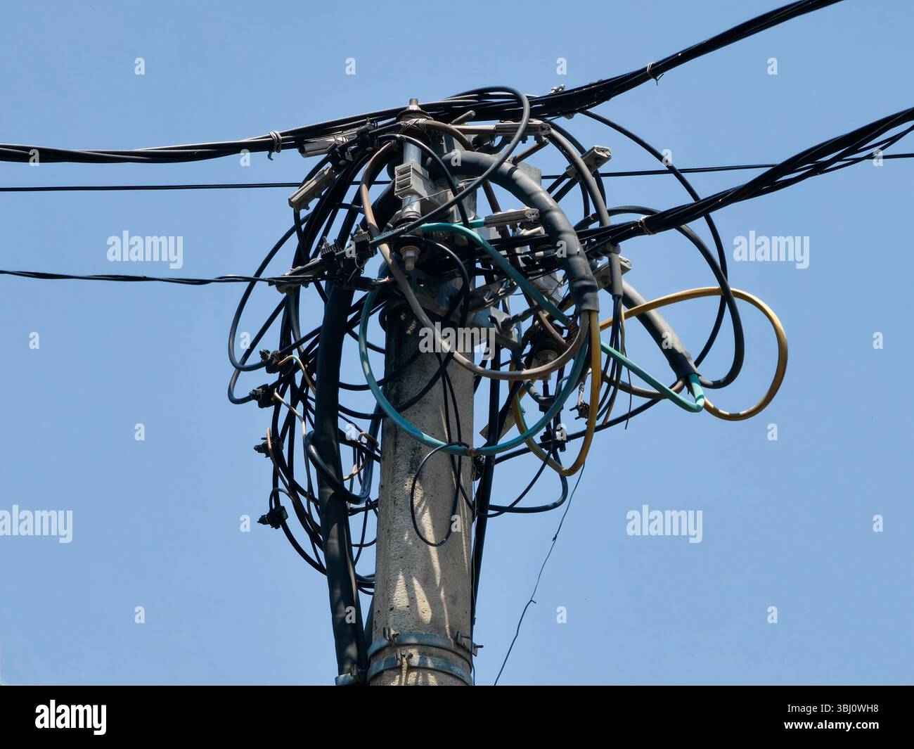 Tangled overhead electrical wires hi-res stock photography and images ...