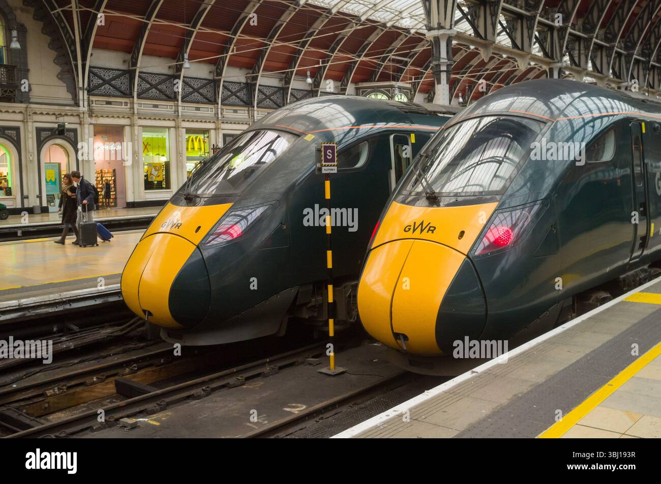 A pair of high speed GWR trains waiting to leave from Paddington ...