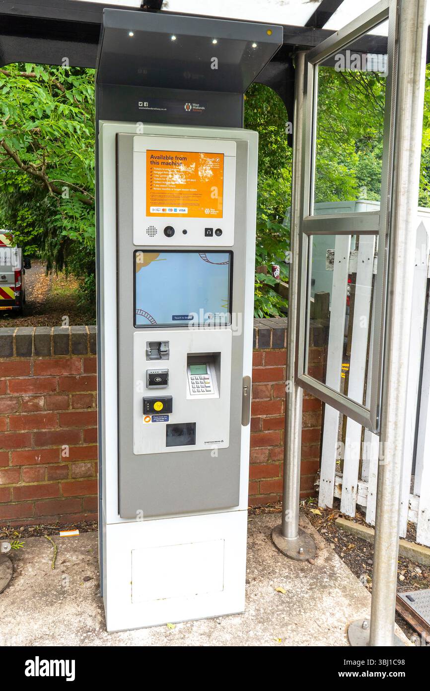 Platform ticket machine hi-res stock photography and images - Alamy