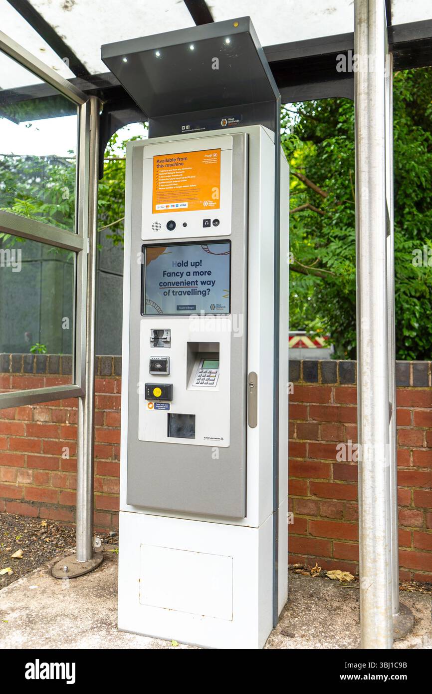 Platform ticket machine hi-res stock photography and images - Alamy