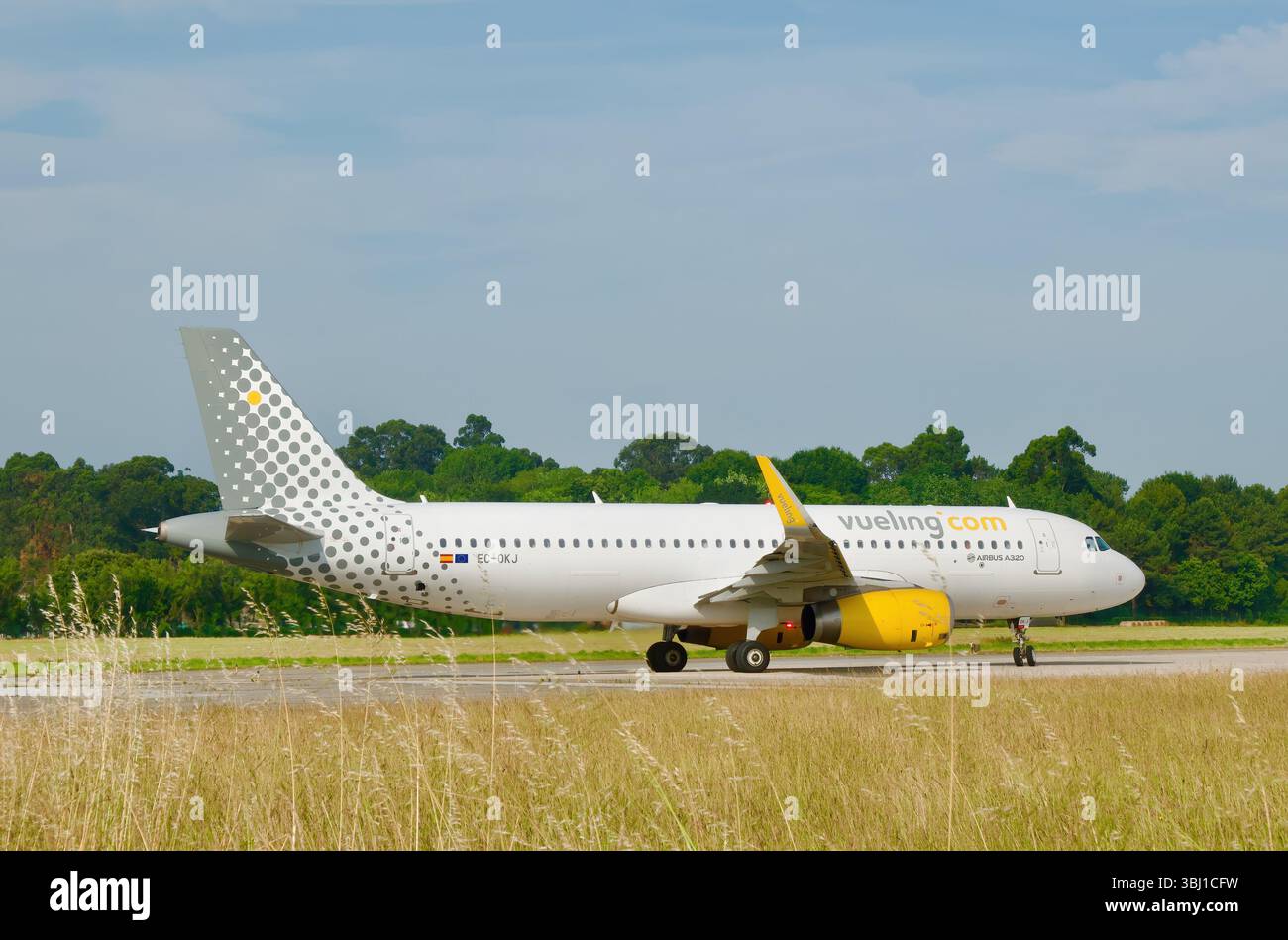 Vueling Airbus A320-232 lining up on the runway ready for take-off at ...
