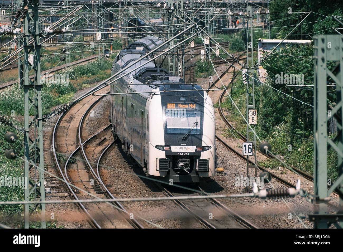 Düsseldorf 12.06.2025 RRX National Express RE1 FR Hamm HBF Nahverkehr ...