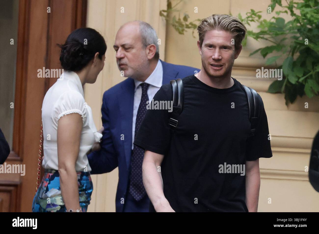 Napoli's new player Kevin De Bruyne leaves to Filmauro Headquartes ...