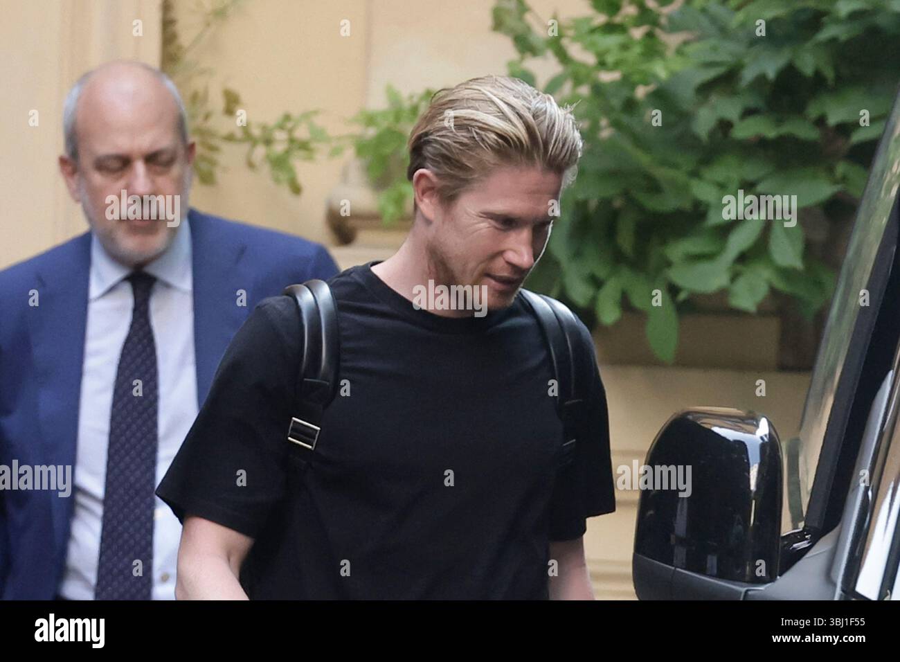 Napoli's new player Kevin De Bruyne leaves to Filmauro Headquartes ...