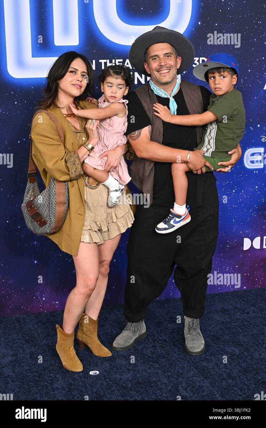 Alyssa Diaz, Gustavo Galindo und Kinder bei der Premiere des ...