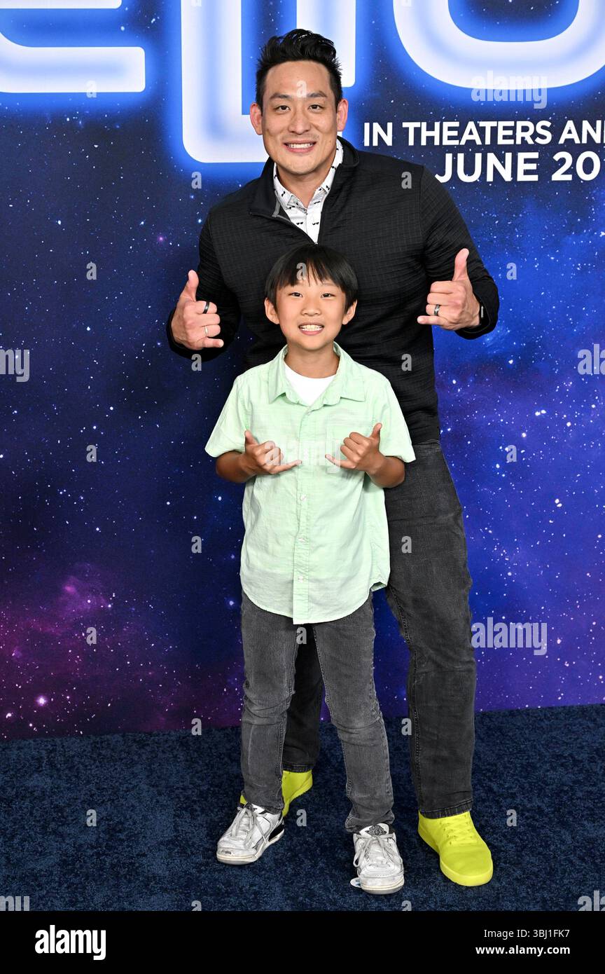 Jeff Kim mit Sohn Jordan Kim bei der Premiere des Animationsfilms 'Elio ...