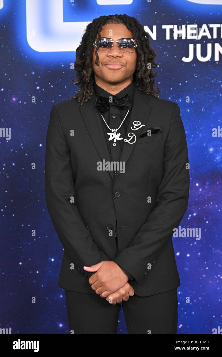 Dylan Gilmer bei der Premiere des Animationsfilms 'Elio' im El Capitan ...