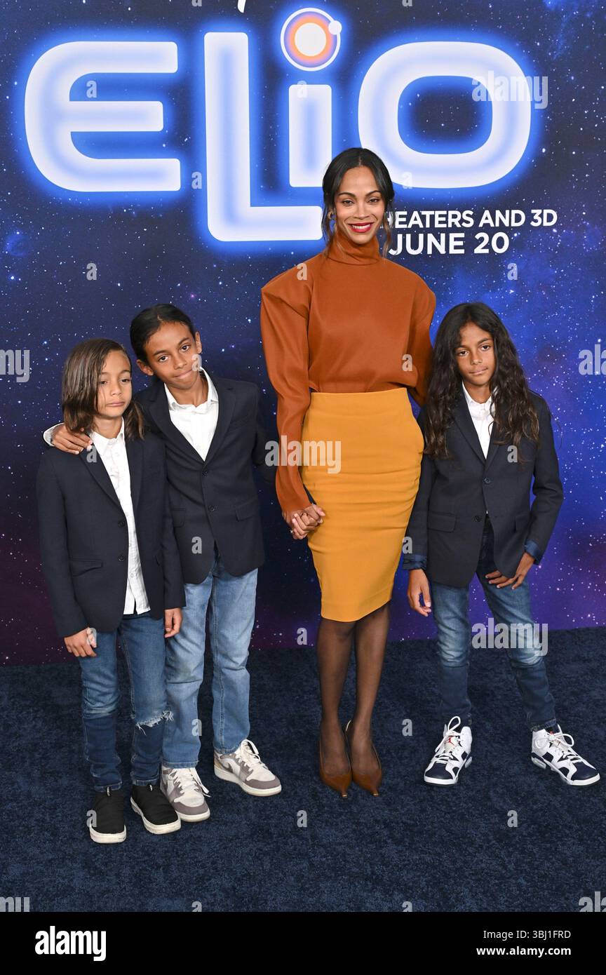 Zoe Saldana mit Söhnen Cy, Bowie und Zen bei der Premiere des ...