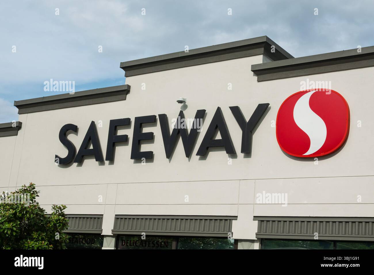REDMOND, WA, USA, MAY 25, 2025:Safeway retail grocery store exterior ...