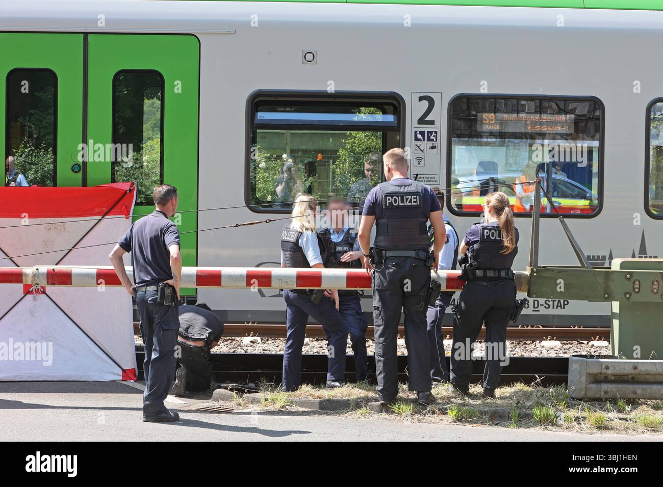 Tödlicher Bahnunfall An einem Bahnübergang mit Halbschranke ereignete ...