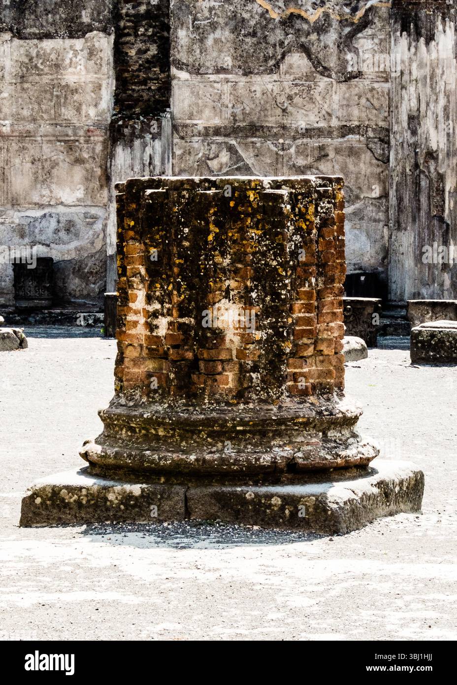Ancient roman column stands hi-res stock photography and images - Alamy