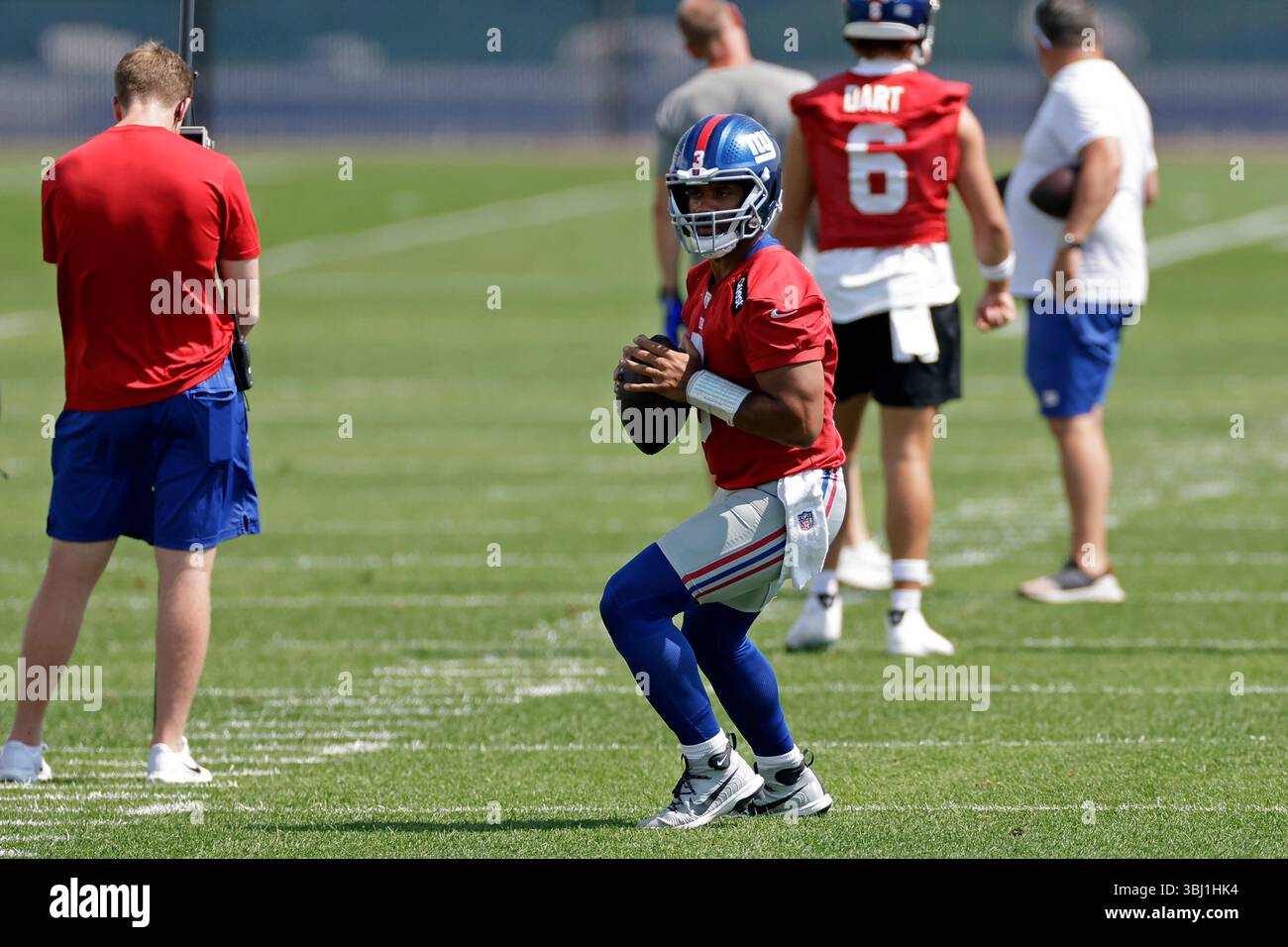 New York Giants quarterback Russell Wilson (3) passes the ball during ...