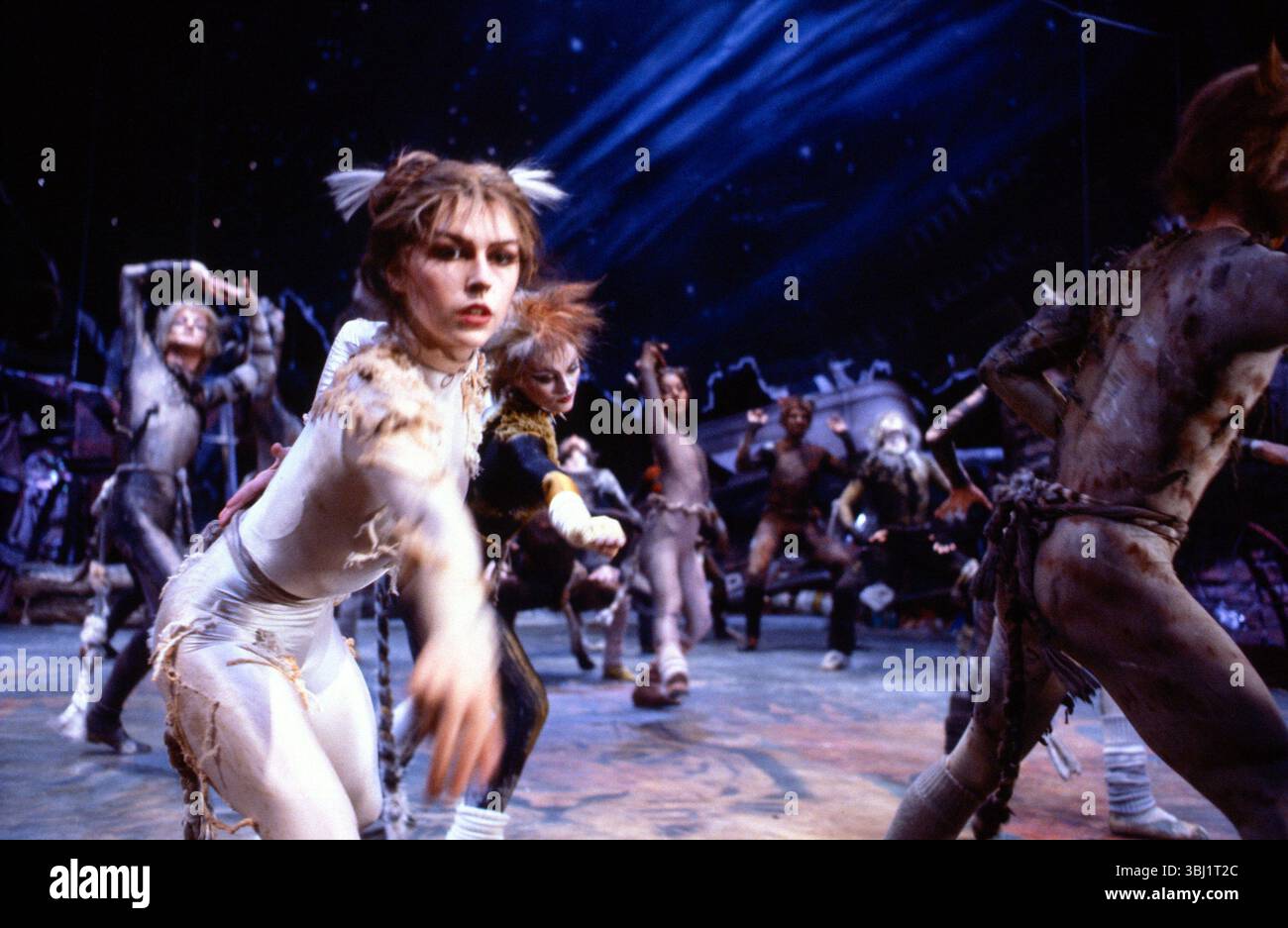 original London cast: Finola Hughes (Victoria) in CATS at the New ...