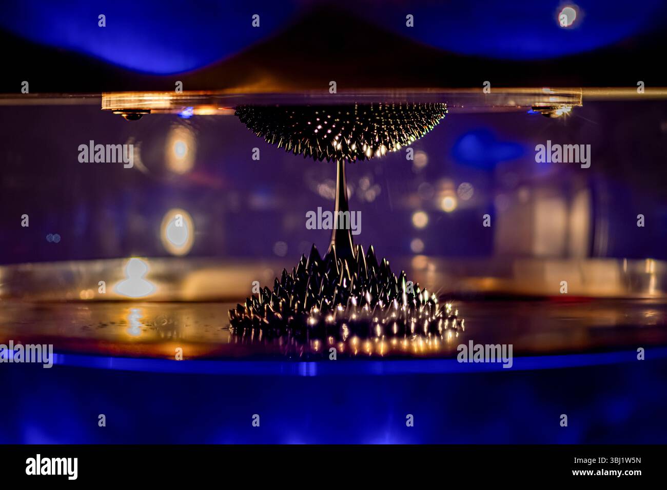 Experiment fluid hi-res stock photography and images - Alamy