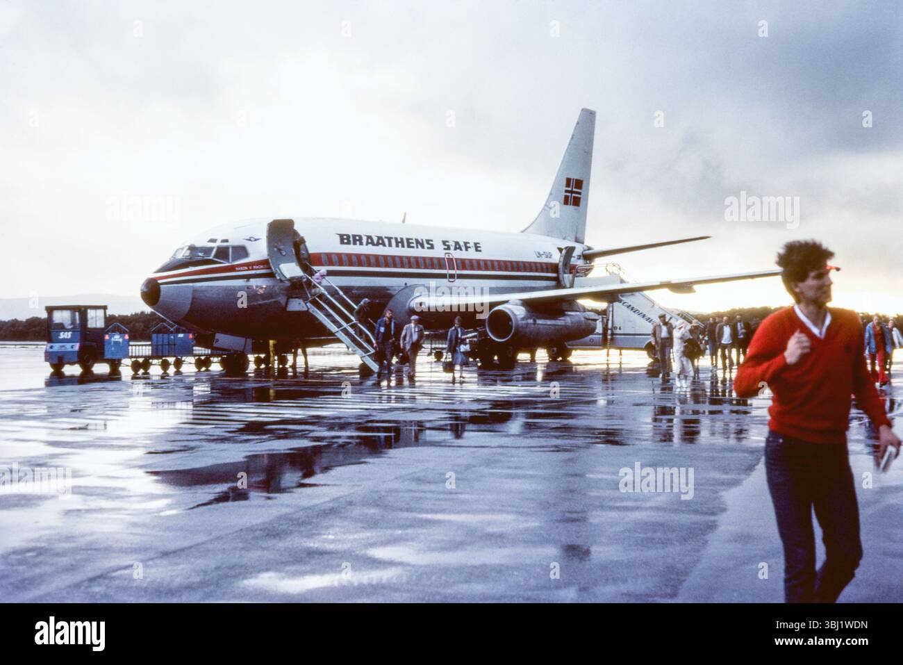 Braathens SAFE Boeing 737 200 LN-SUP disembarking passengers on a wet ...