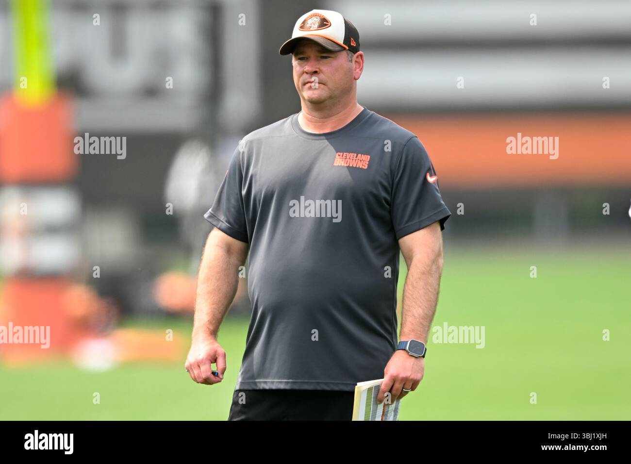 Cleveland Browns offensive line coach Mike Bloomgren watches a drill at ...