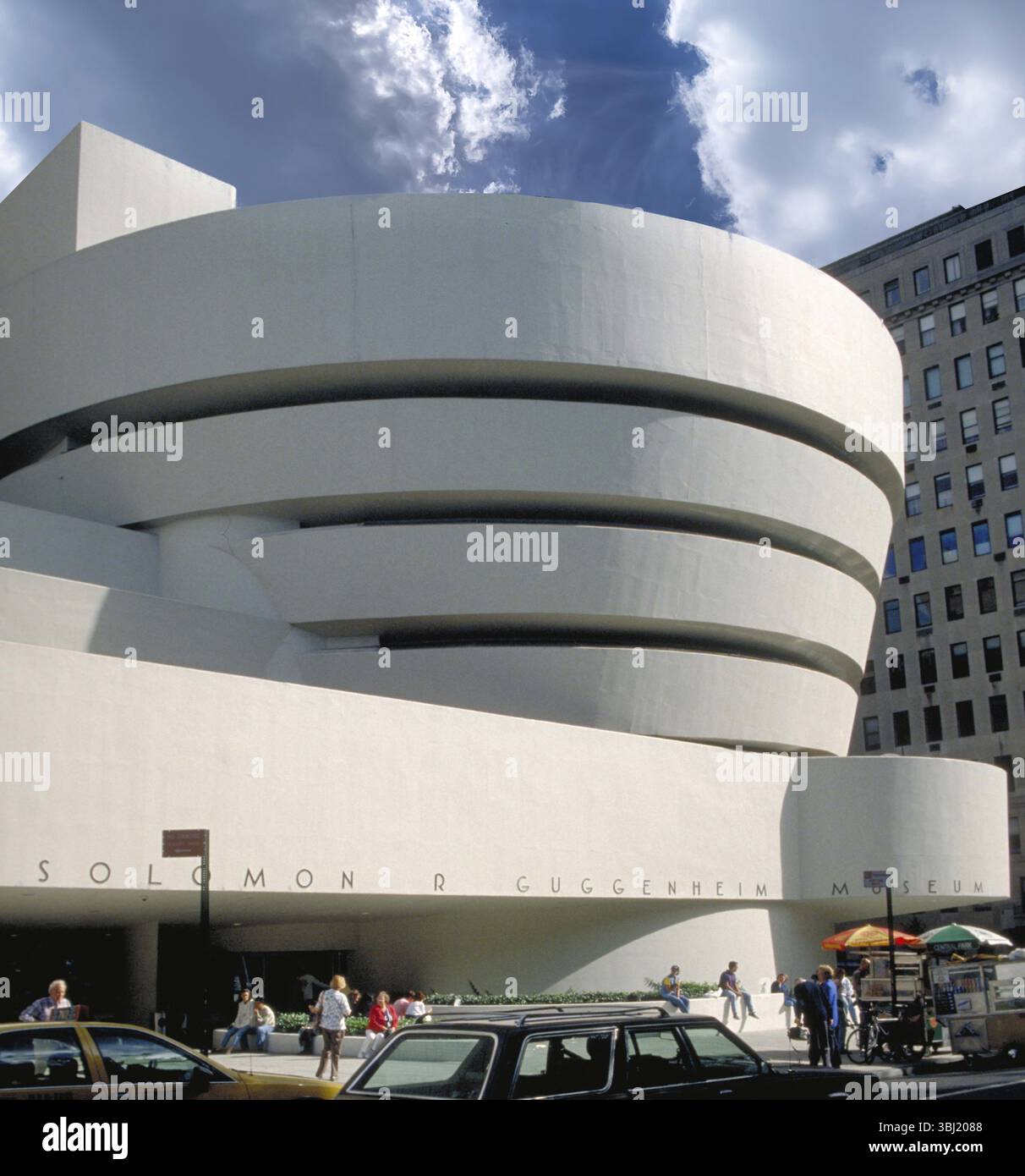 Guggenheim Museum, built in 1959, 1071 5th Ave, New York City, USA ...
