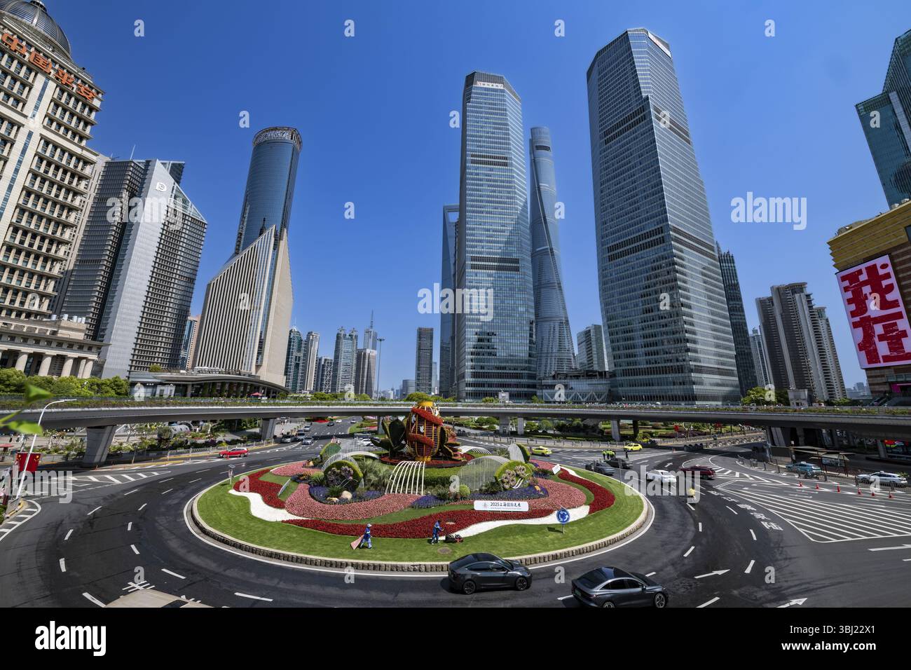 Skyscraper, roundabout, IFC Tower, Shanghai Tower, Pudong, Shanghai ...