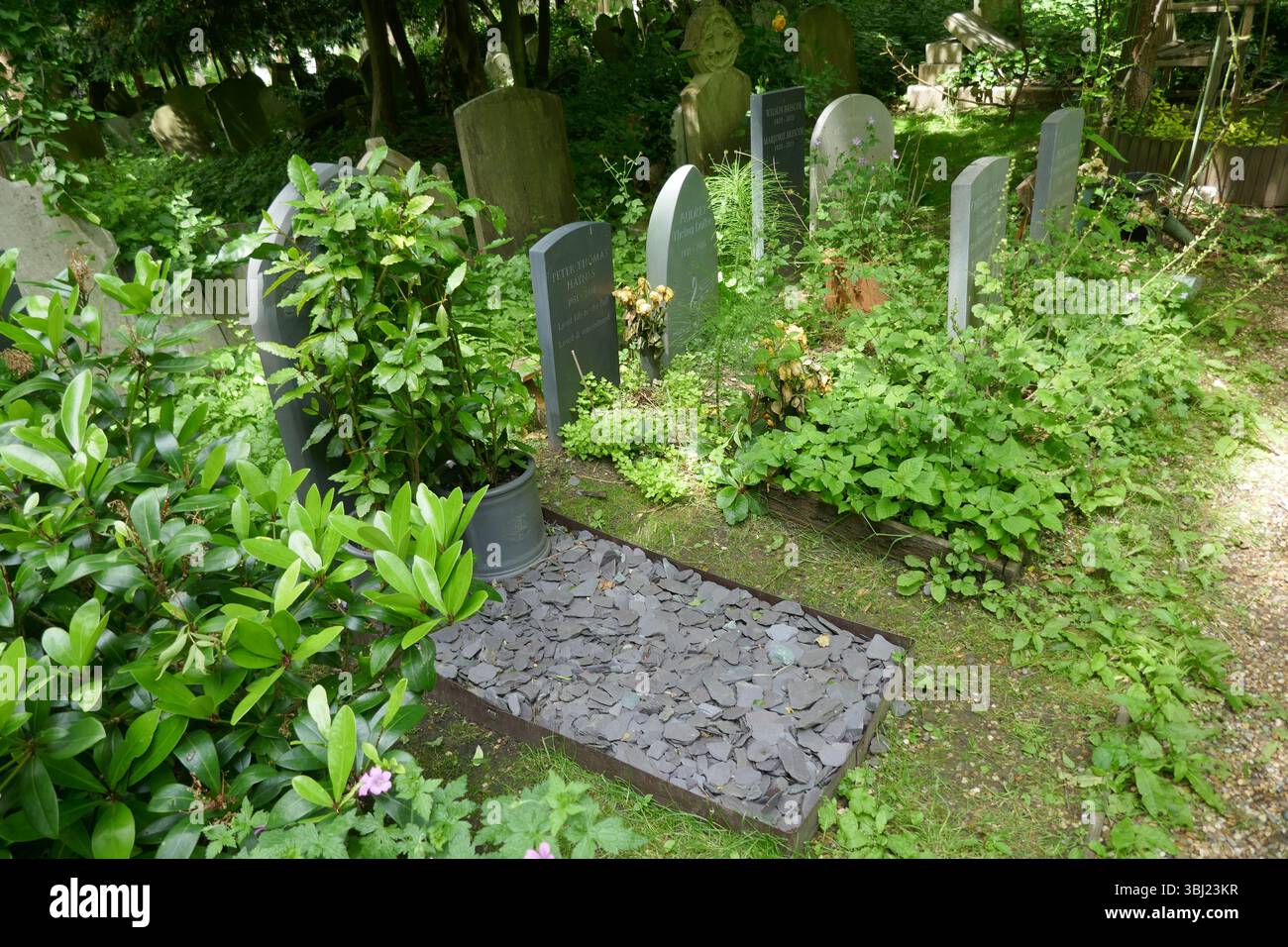 London, England 29th May 2025 Actor Bob Hoskins Grave at Highgate ...