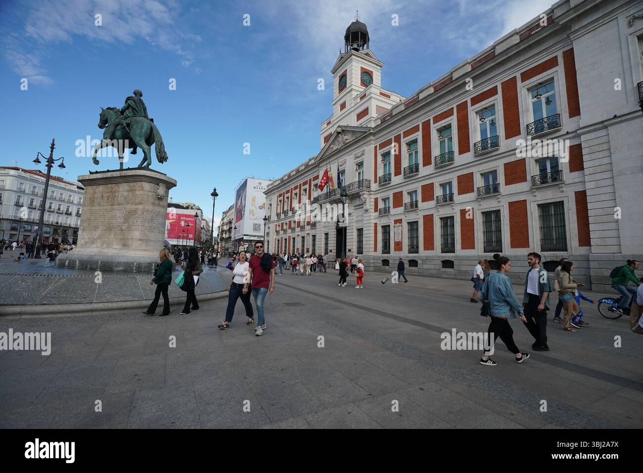 Madrid spain crowd tourists hi-res stock photography and images - Alamy