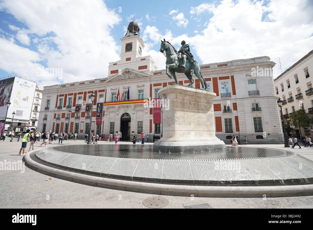 Madrid spain crowd tourists hi-res stock photography and images - Alamy