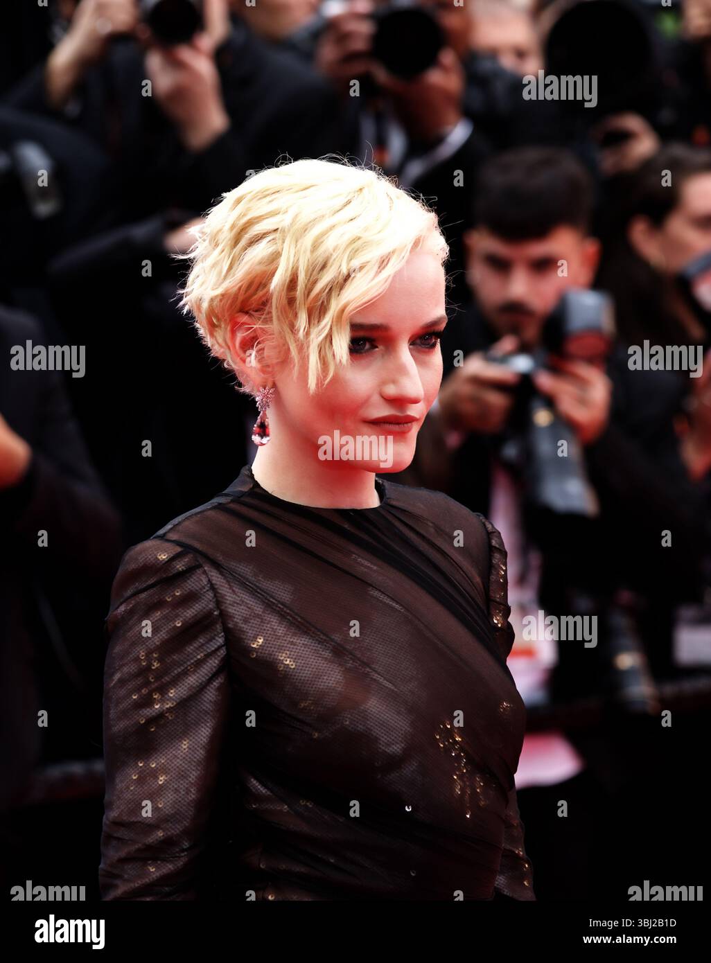 Julia Garner (Inventing Anna) on the red carpet of the Cannes Film ...