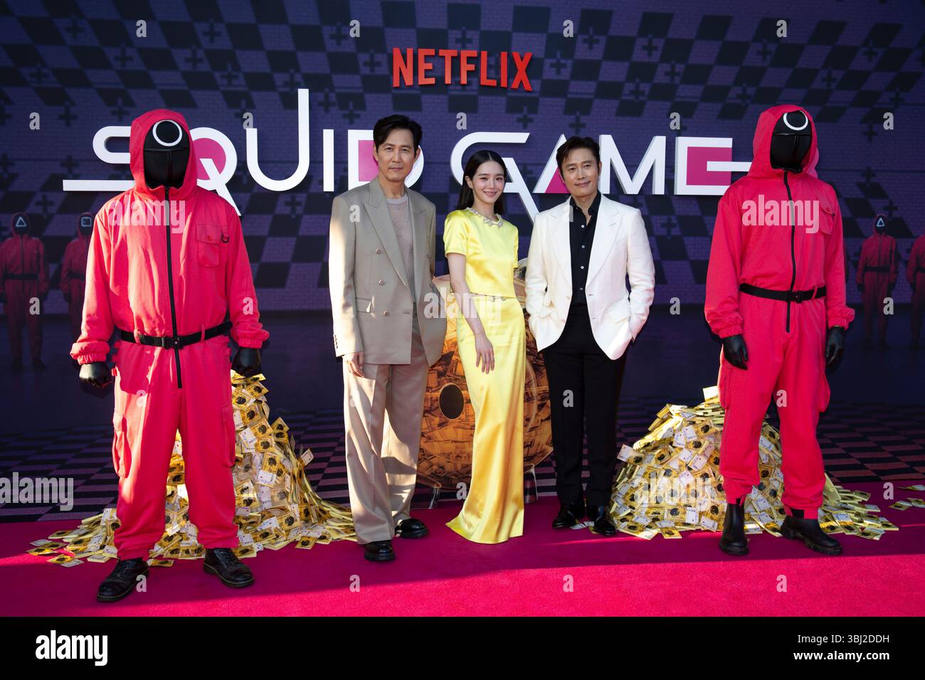 Lee Jung-jae, from, Park Gyu-young and Lee Byung-hun pose for ...