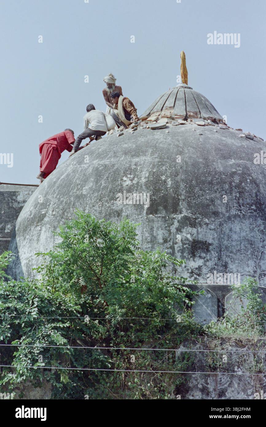 Hindu nationalists attack the dome of the 16th-Century Babri Masjid ...