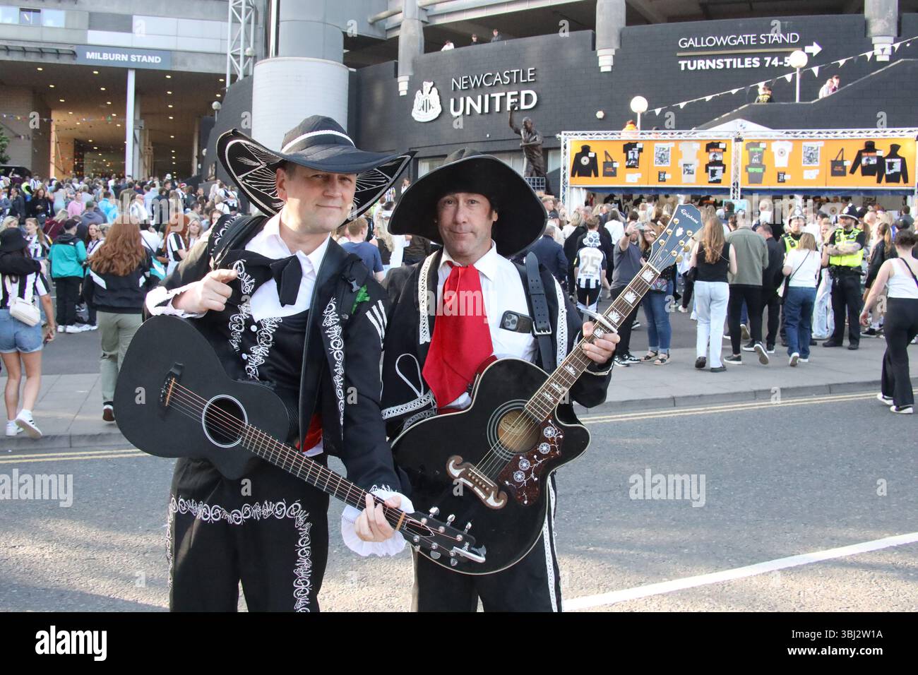 Sam fender people watching stadium tour 2025 hi-res stock photography ...