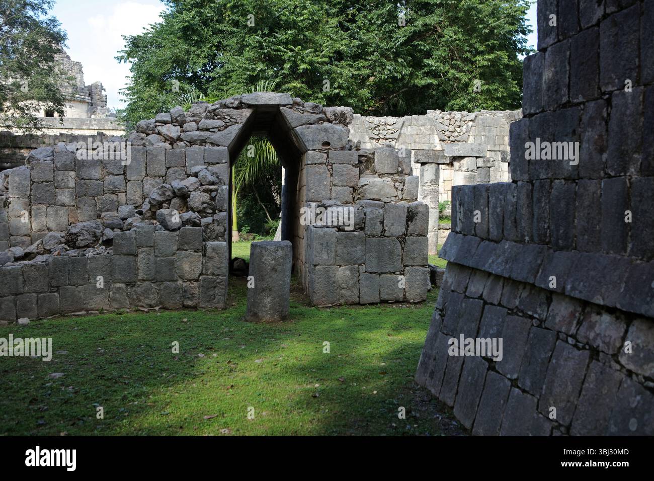 Corbel Arch in Temple of the Carved Boards in Chichen Itza complex ...