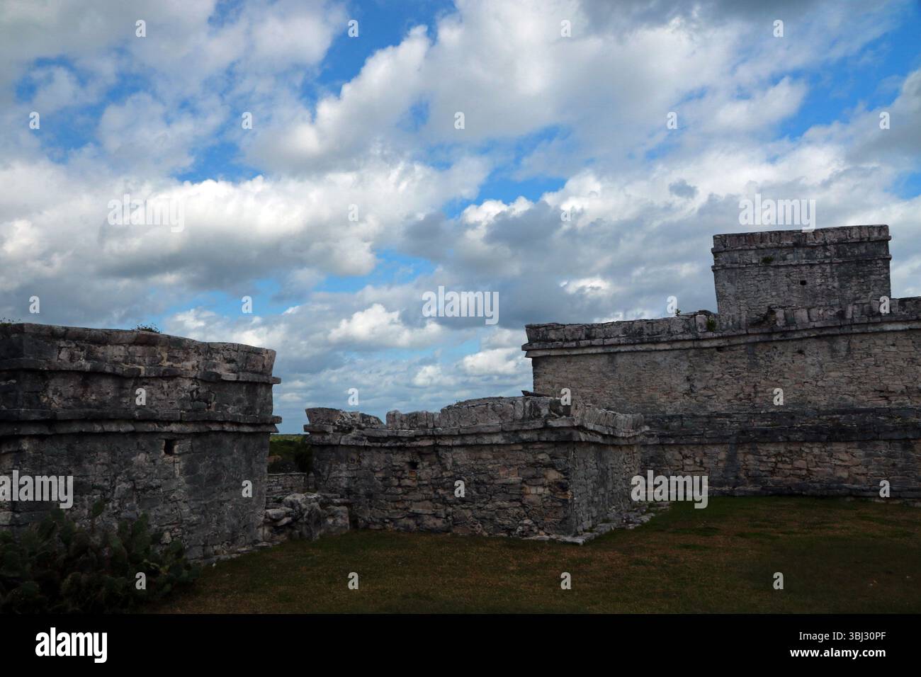 Pyramid El Castillo (The Castle) in Tulum, Mexico Stock Photo - Alamy