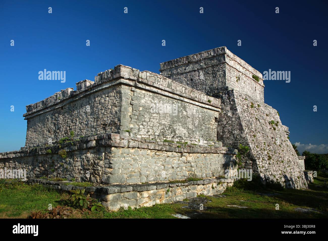 Pyramid El Castillo (The Castle) in Tulum, Mexico Stock Photo - Alamy