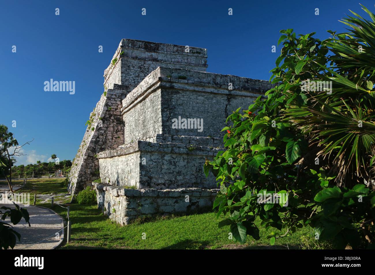 Pyramid El Castillo (The Castle) in Tulum, Mexico Stock Photo - Alamy