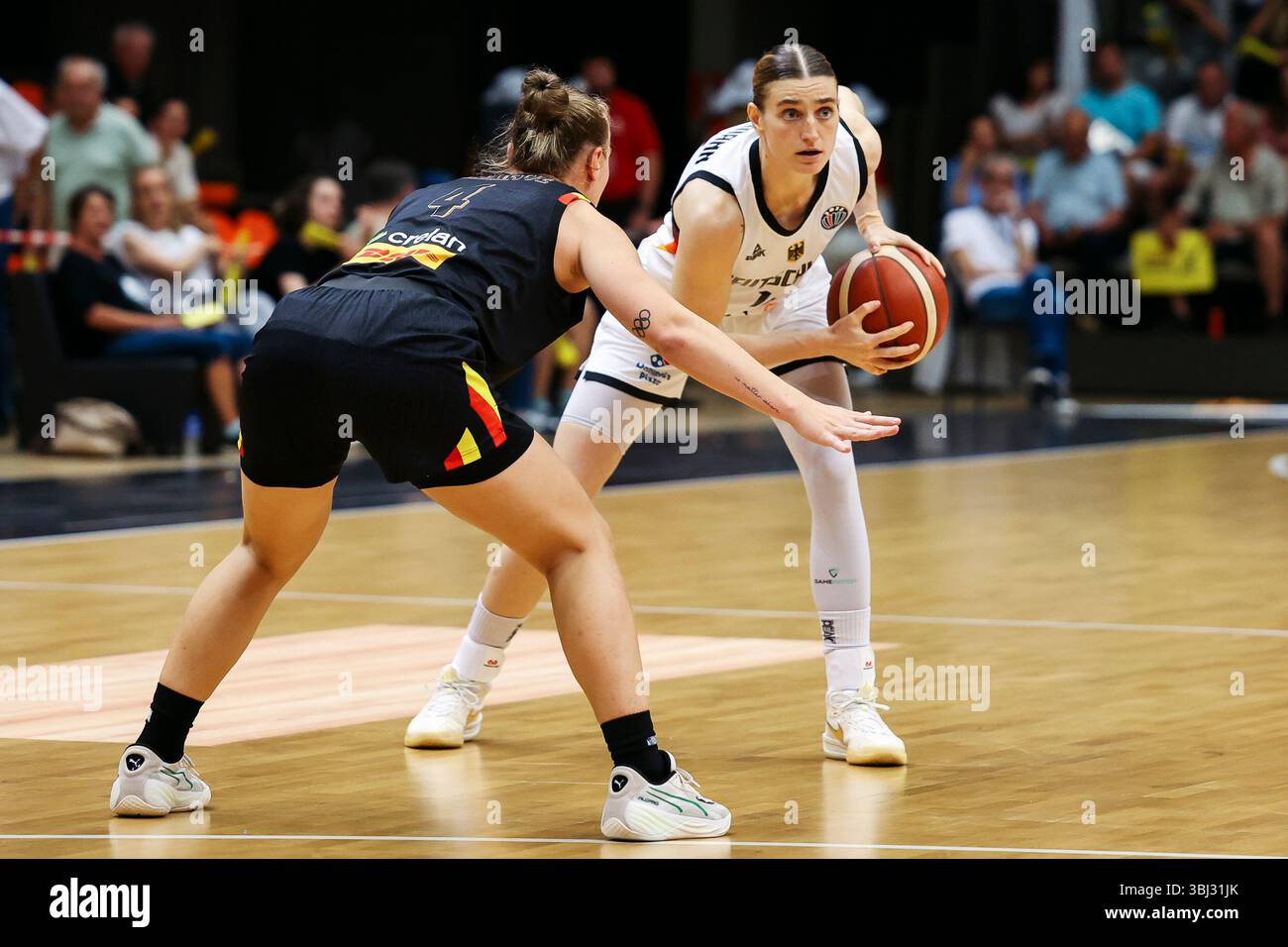 Alina Hartmann (Deutschland, 16) am Ball Basketball Damen Testspiel ...